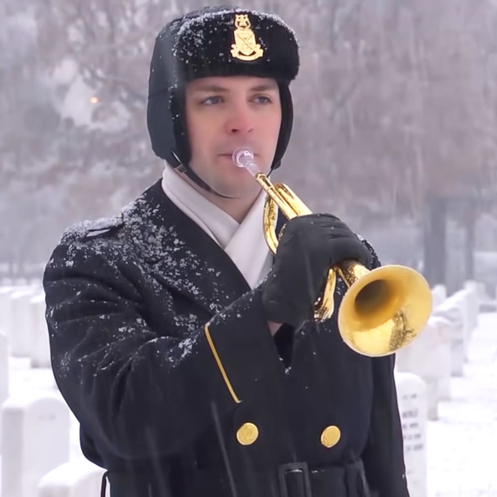 U.S. Army Bugler Performs 'Taps' at Arlington Cemetery in the Snow ...