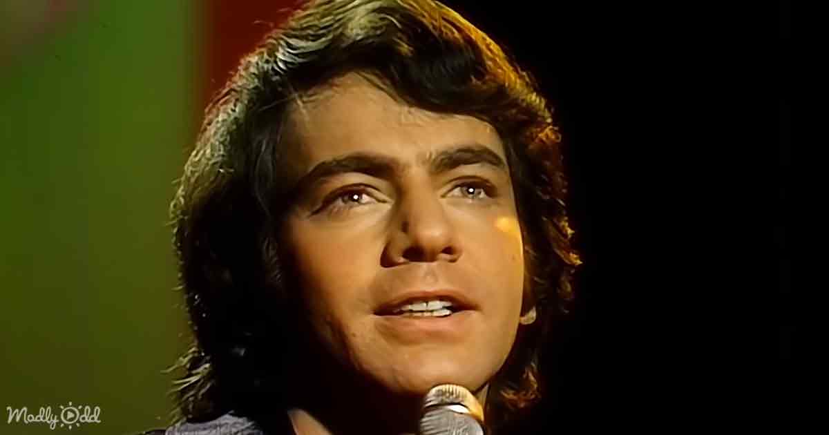 It’s Hard Not to Love This Moment – Neil Diamond Sings ‘Sweet Caroline ...