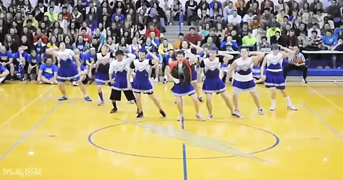 5 Million Fans Adore Boys’ Hilarious Halftime Dance - Country Bucket